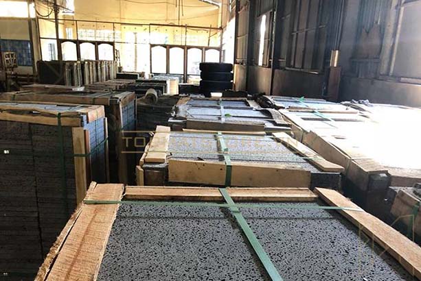 Các mẫu đá ong đen lát sân đẹp - Báo giá đá tổ ong lát sân